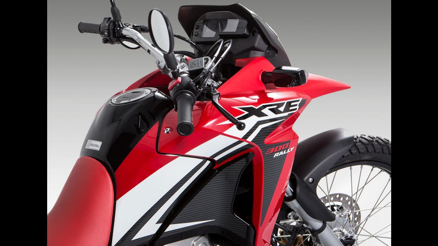 Honda atualiza XRE 300 para a linha 2016 com preços a partir de R$ 15.560 Honda atualiza XRE 300 para a linha 2016 com preços a partir de R$ 15.560