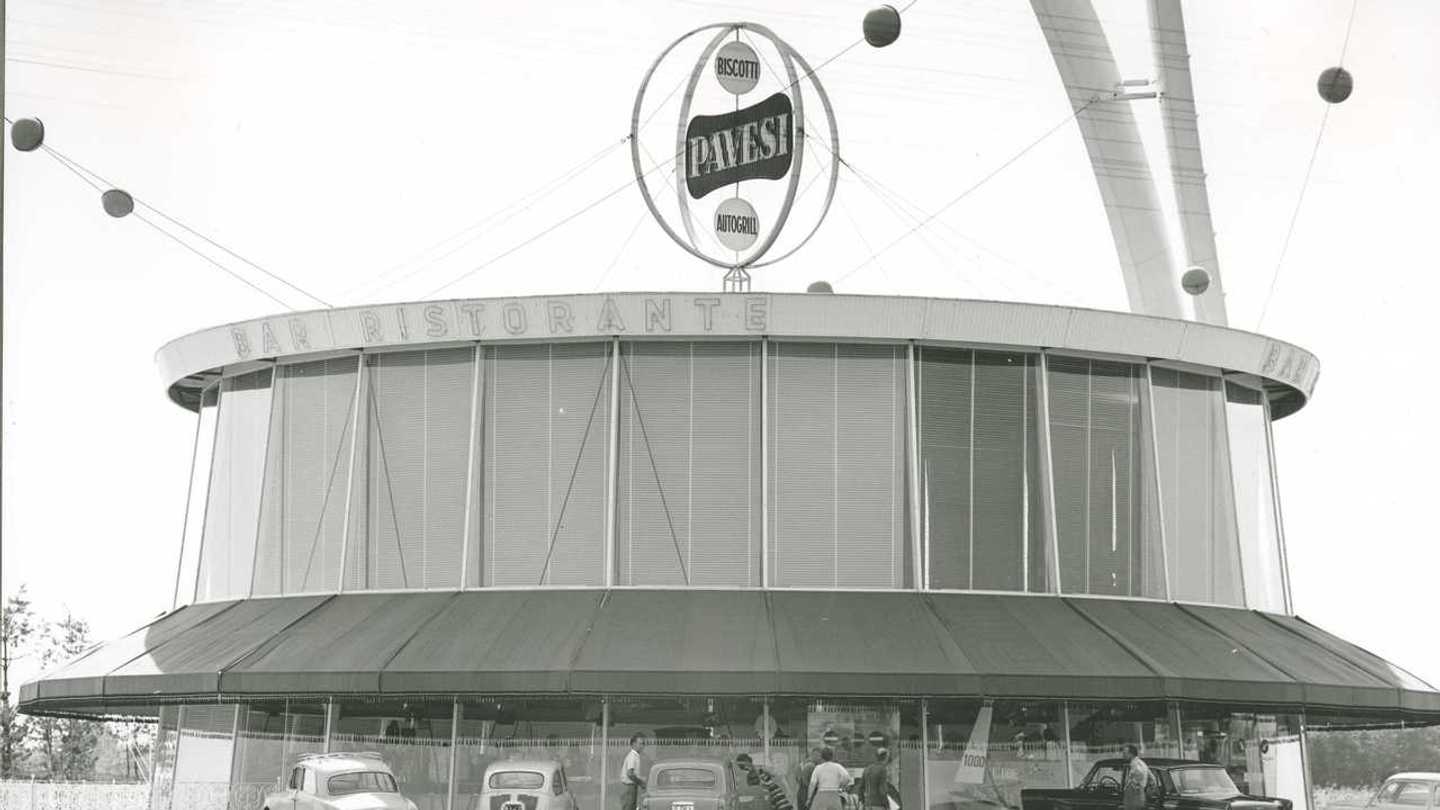 Dal cavallo all'auto elettrica, quando l'area di servizio fa la storia