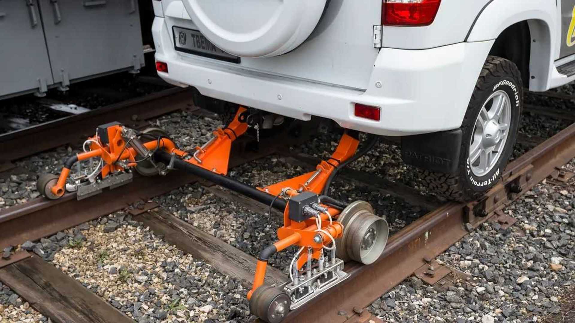 SUV Ini Berjalan di Atas Rel Kereta untuk Perbaikan, Ini Caranya