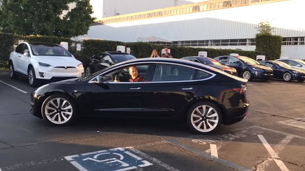 La première Tesla Model 3 de série en vidéo