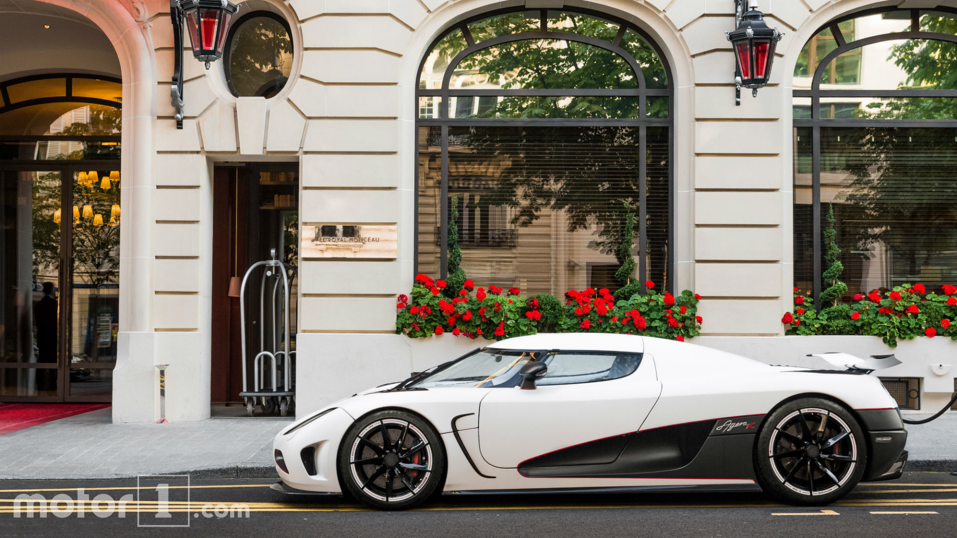 PHOTOS - Une rare Koenigsegg immortalisée à Paris