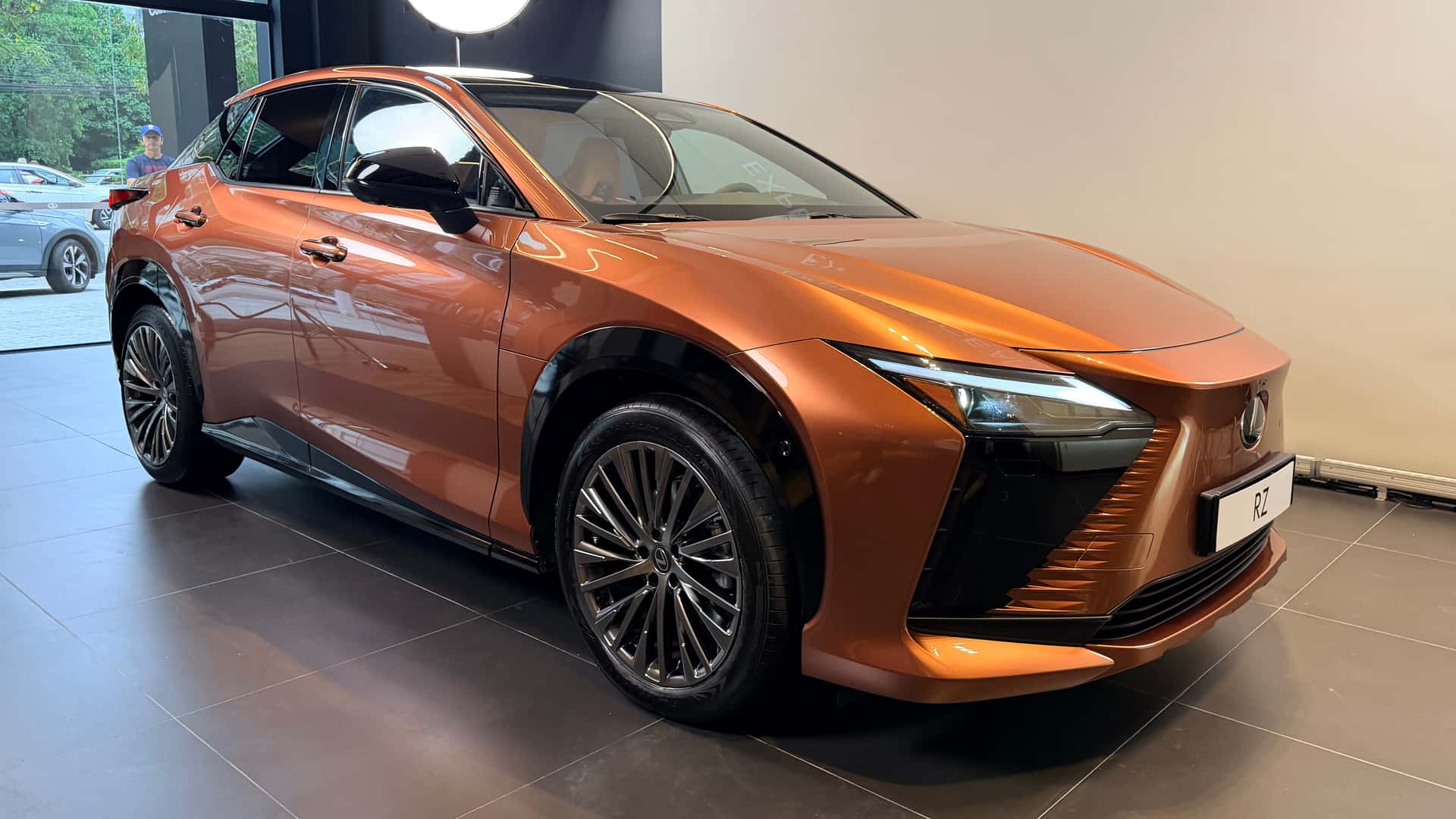 Lexus RZ 500e estreia no Brasil a R$ 499.990 como 1º elétrico da marca