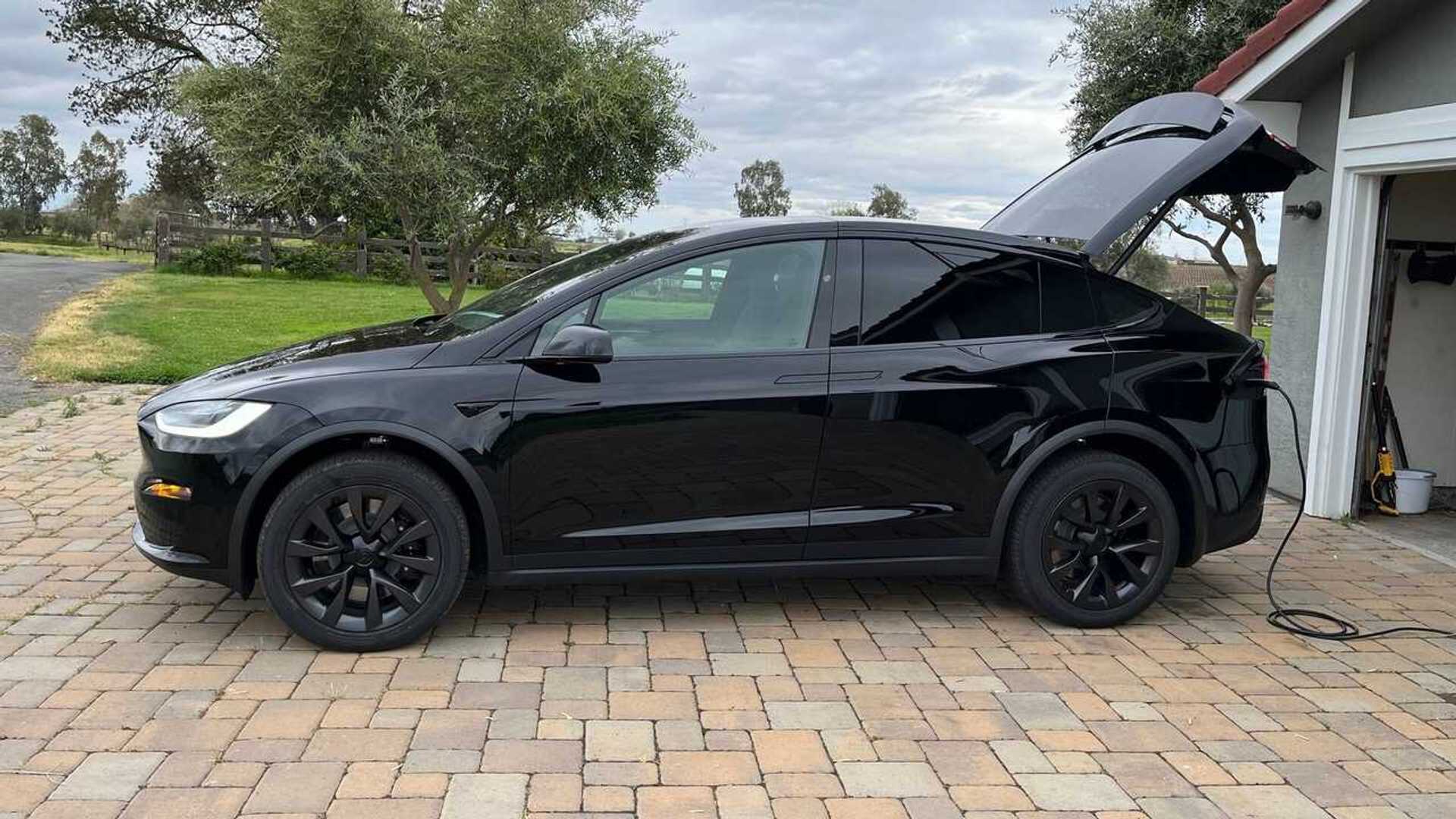 Tesla Starts Shipping Five-Seat Model X Long Range To Customers