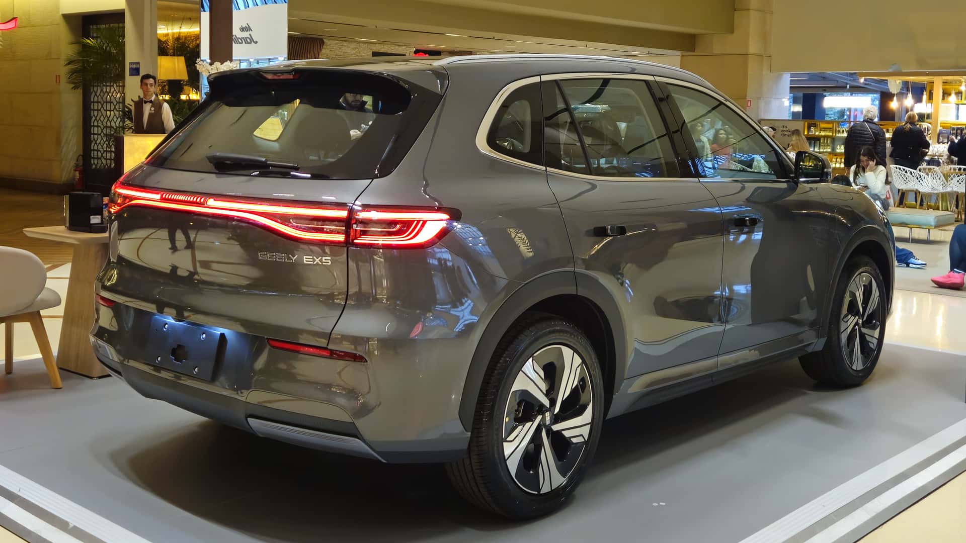 Geely EX5 será exibido em 22 shoppings antes da estreia oficial no Brasil