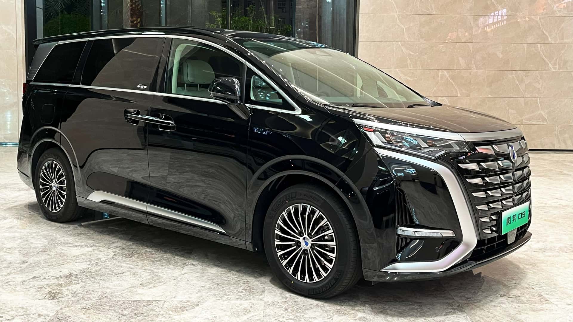 Denza D9: BYD estuda vender super minivan de luxo no Brasil em 2025