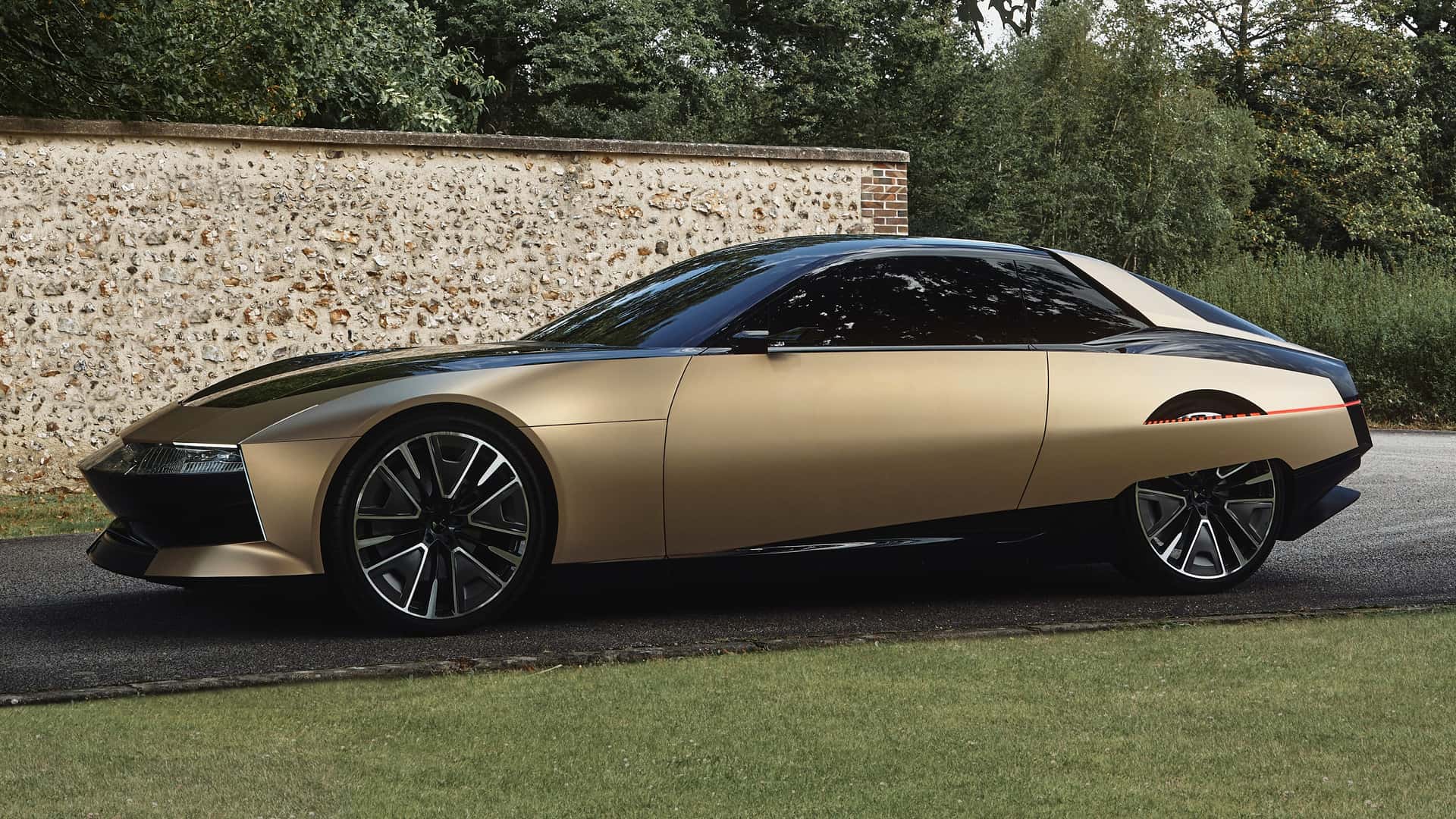 عادت سيارة سيتروين SM، ولكن بشعار مختلف