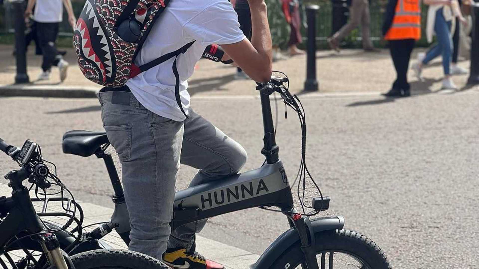 Rolltech Introduces Urban-Focused Hunna Folding Electric Bike