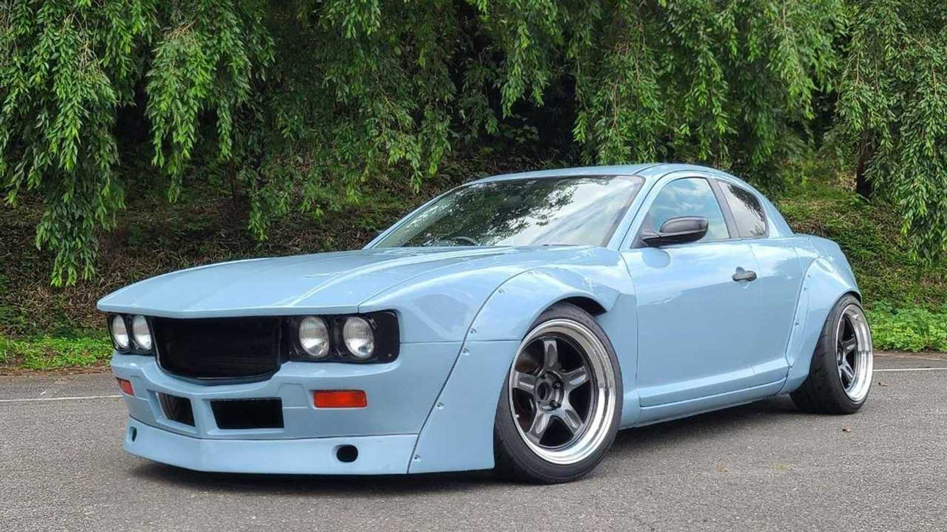 Este Mazda RX-3 de aire vintage se fabricó a partir de un RX-8