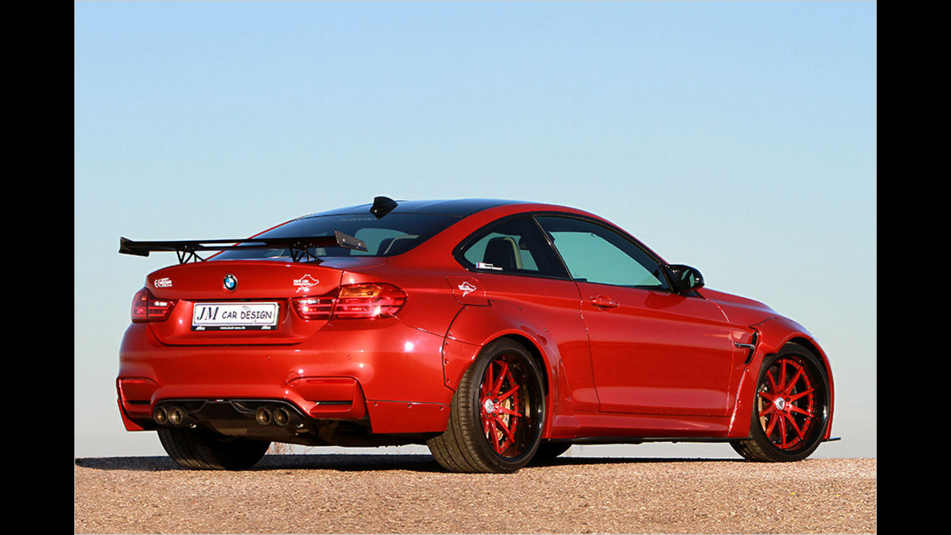 Knallrot und breitschultrig