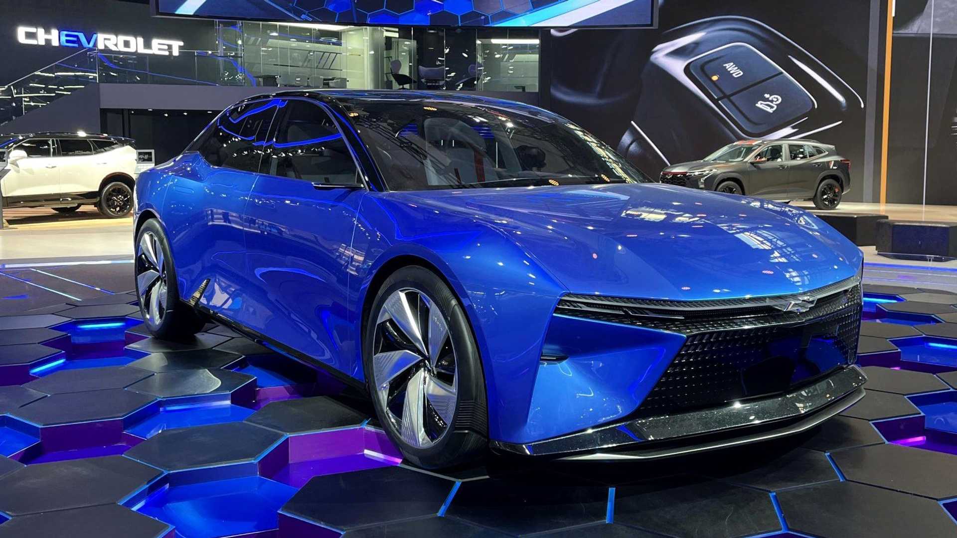 Chevrolet mostra prévia do seu 1º sedã elétrico 'muscle car' ao público