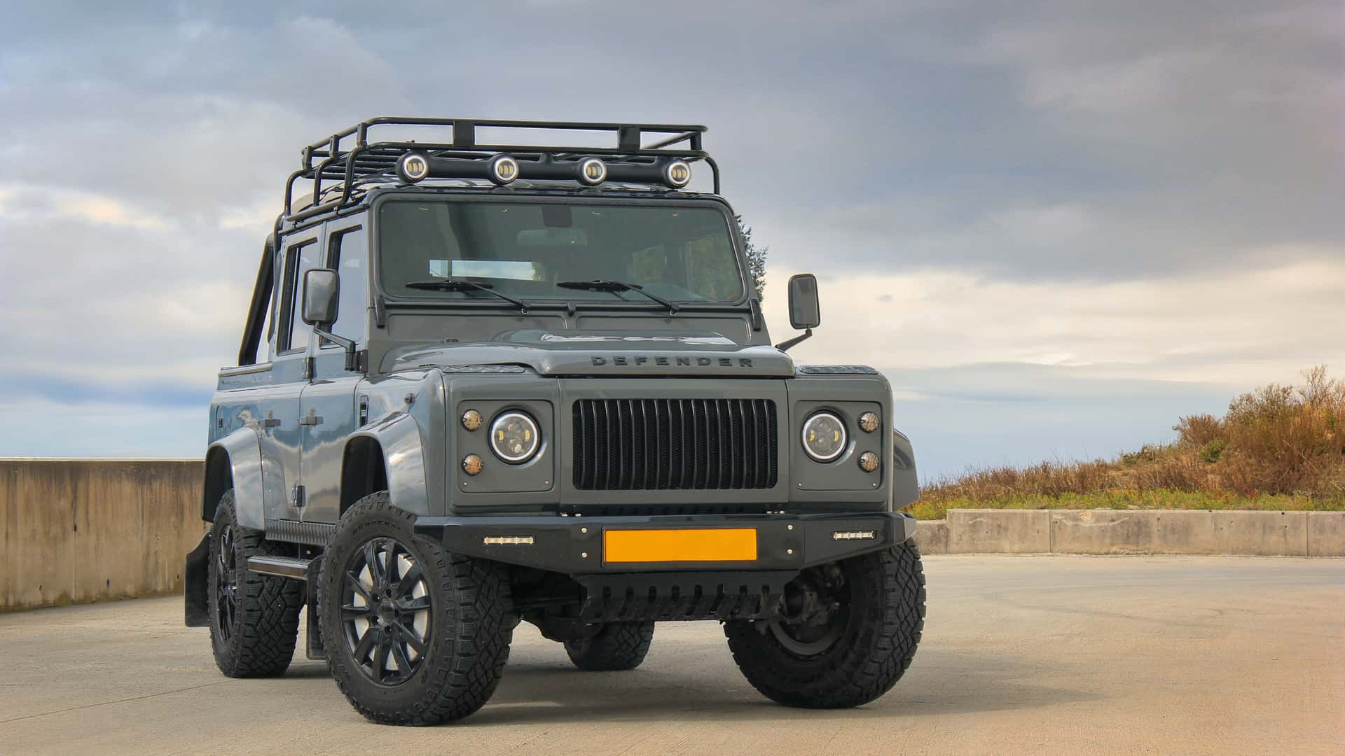Este Land Rover Defender clásico tiene cuatro motores