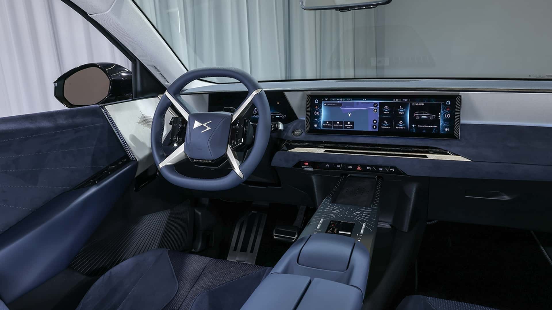 DS N°7, gros plan sur l'intérieur du nouveau SUV tricolore
