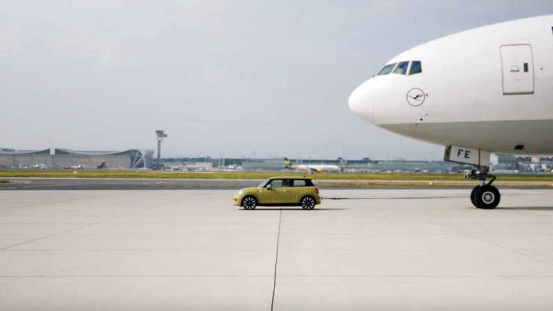 La Mini Cooper SE montre ses muscles en tractant un Boeing