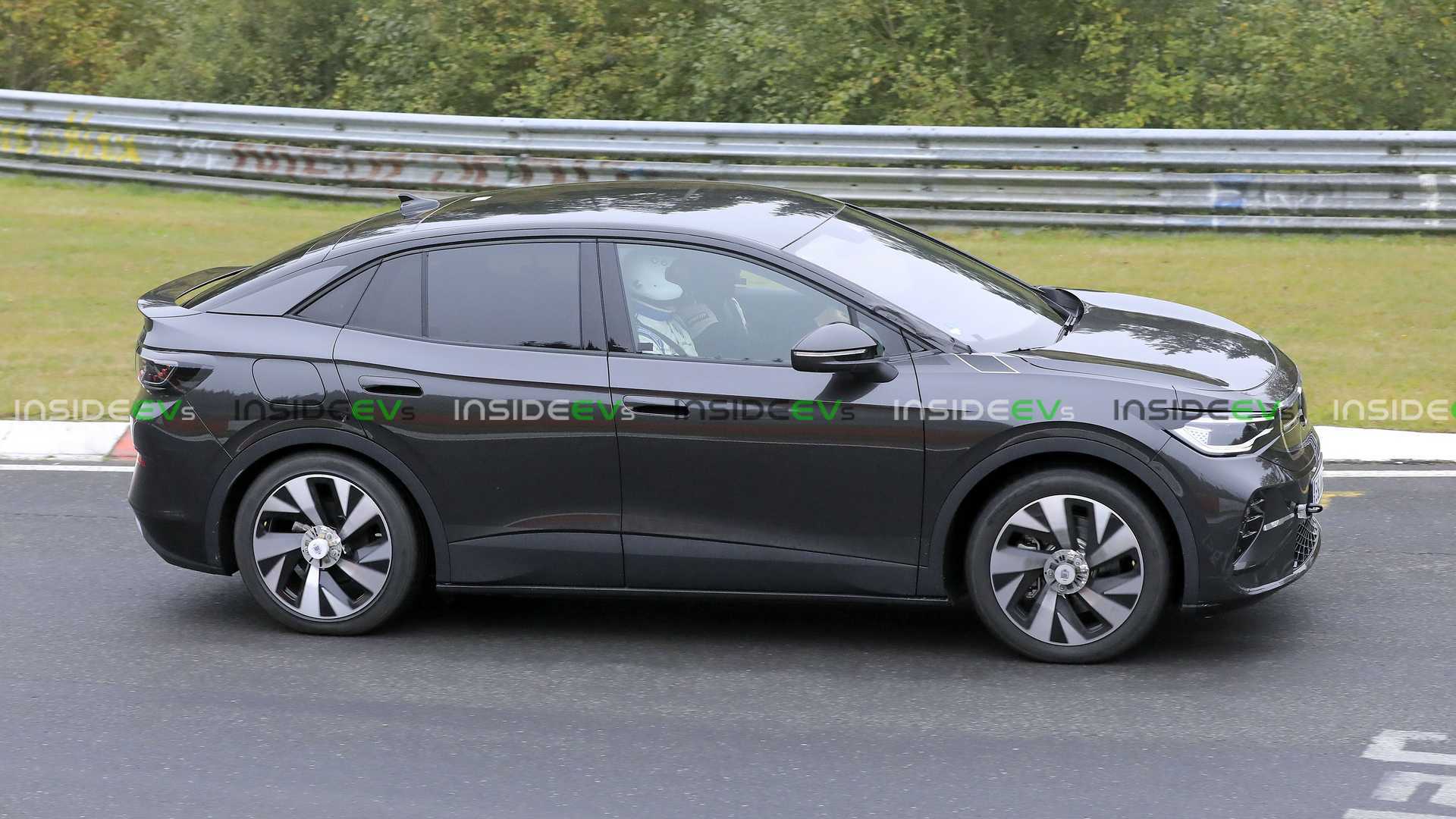 Volkswagen ID.4 Coupé, que estreia em 2021, é flagrado sem disfarces