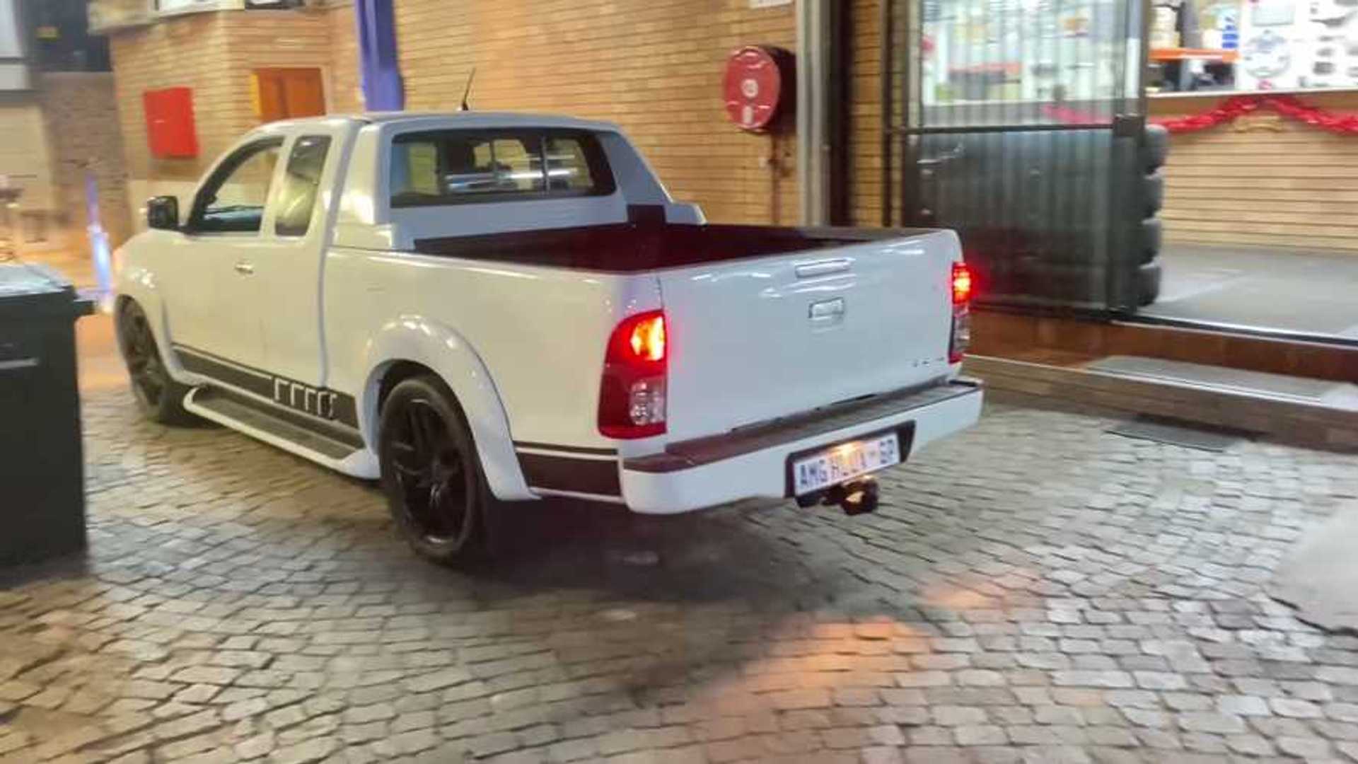 Vídeo: no te pierdas este Toyota Hilux... con motor V8 de Mercedes-AMG