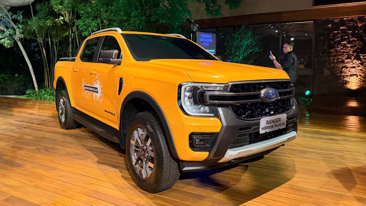 Ford Ranger híbrida aparece pela 1ª vez no Brasil; veja imagens ao vivo