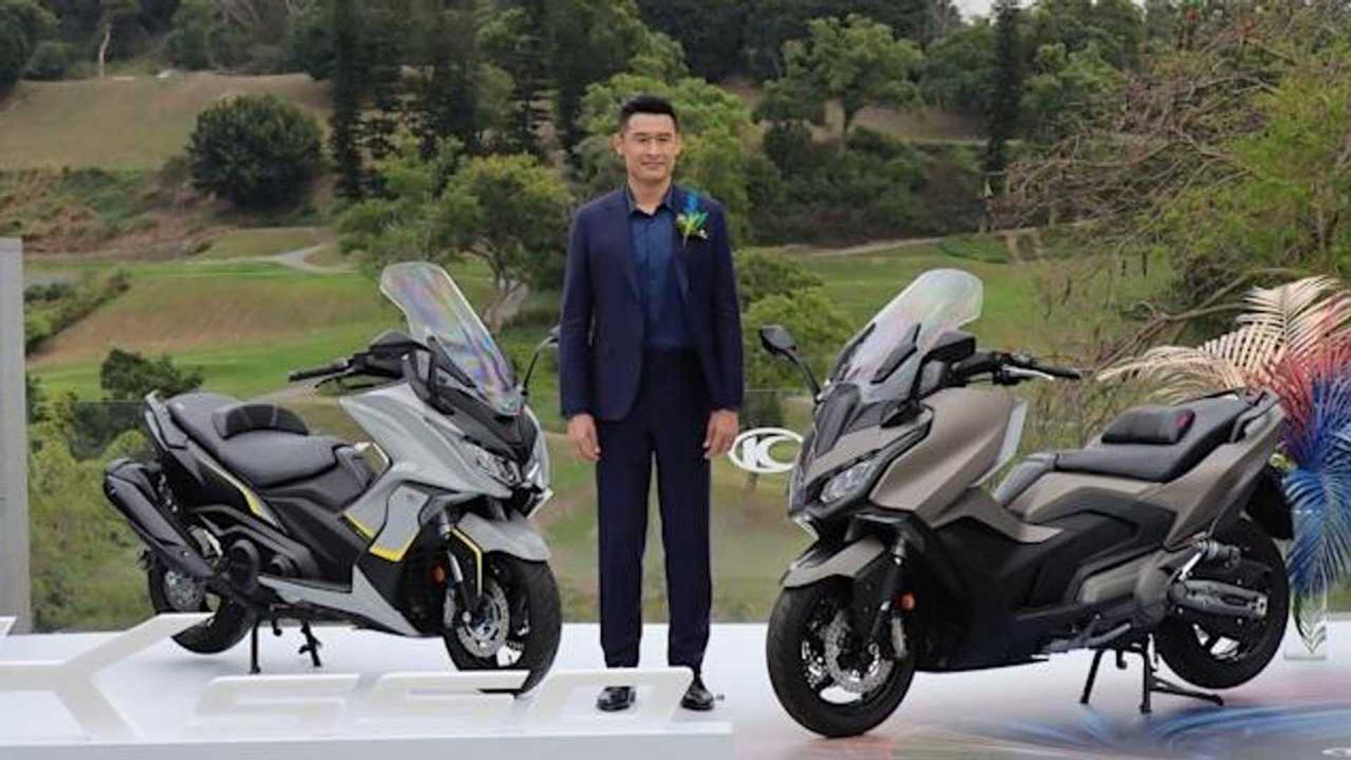 Kymco atualiza a maxi-scooter AK550 para 2022