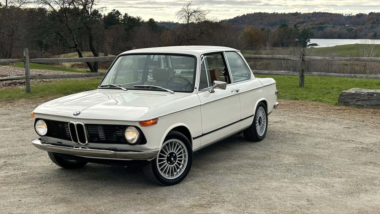 Cosa c'è di strano sotto questa BMW 2002?