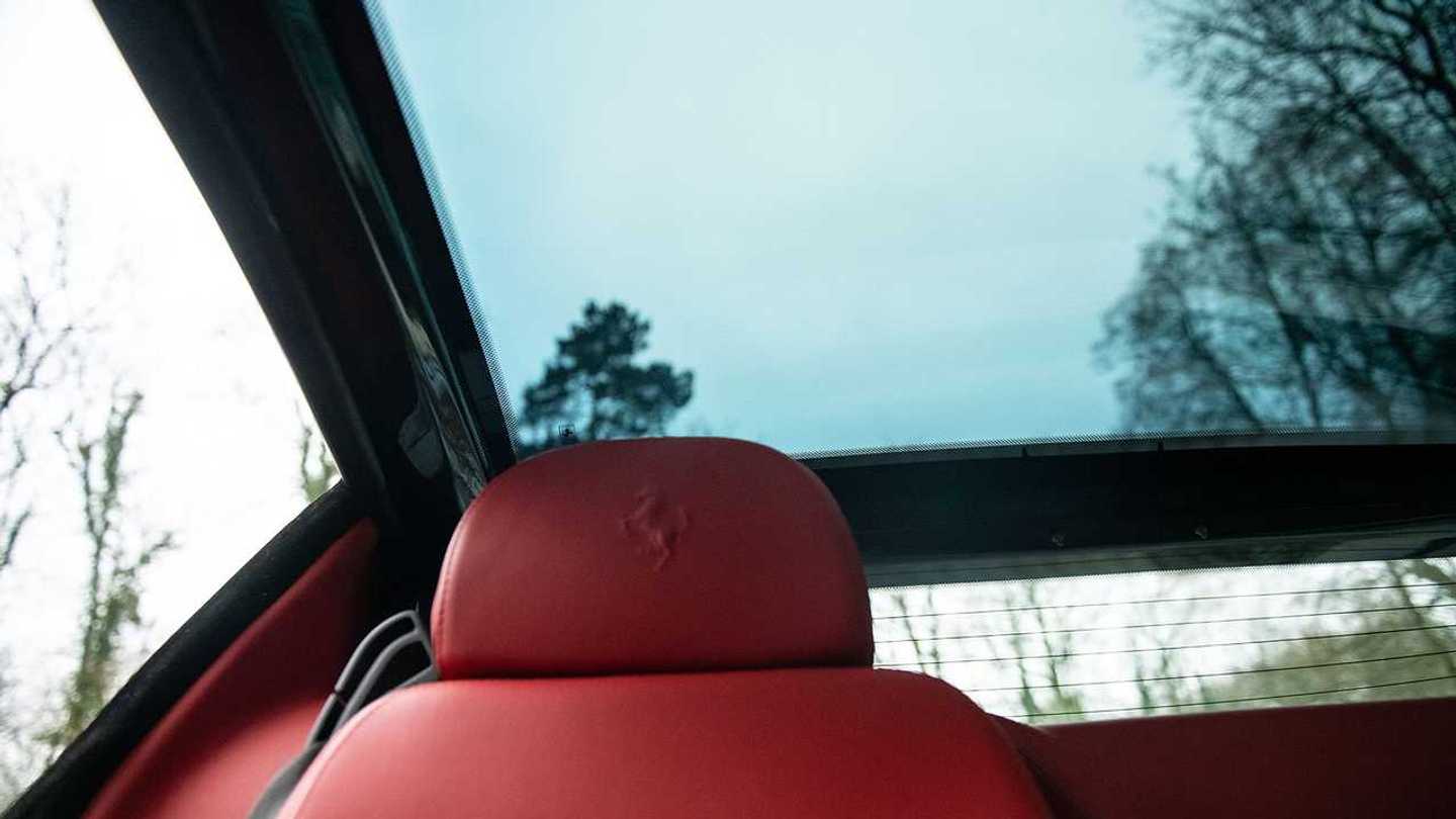 Come fa la Maserati MC20 Cielo a oscurare il tetto con un dito