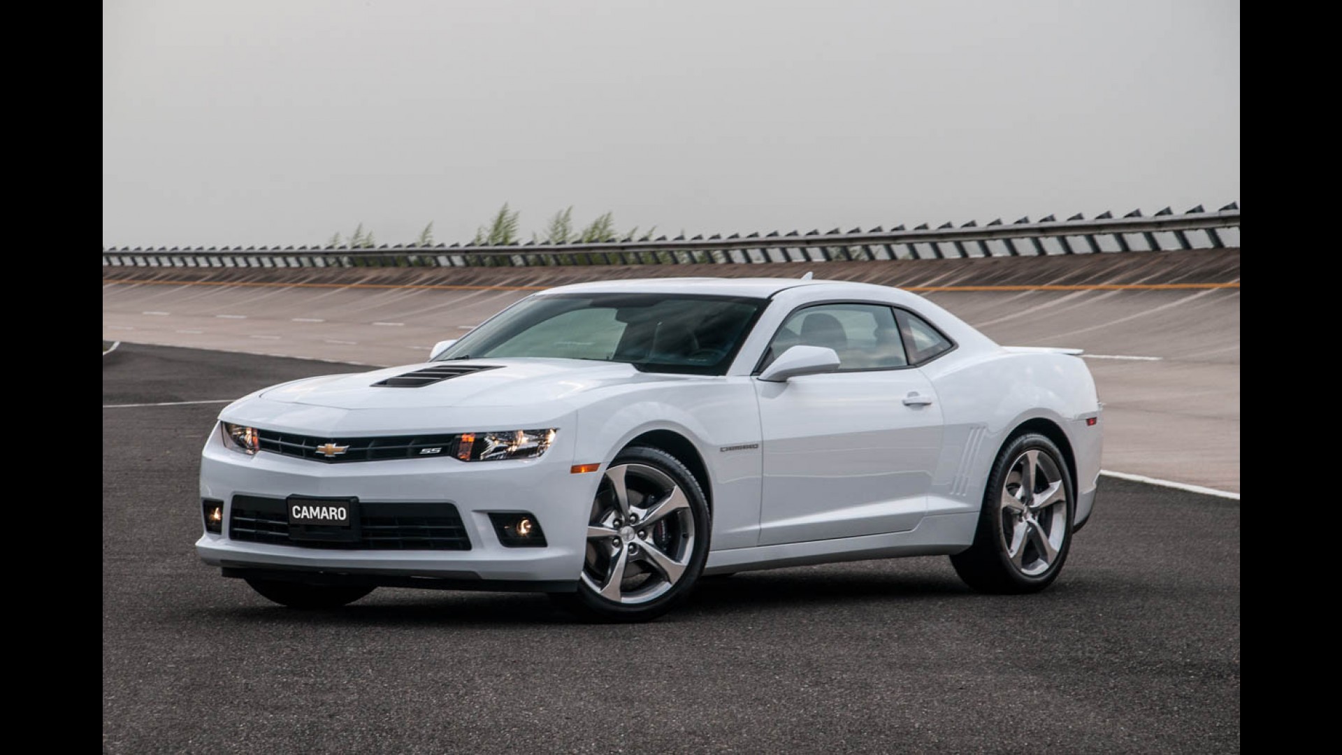 Chevrolet Camaro 2014 chega reestilizado por R$ 210 mil