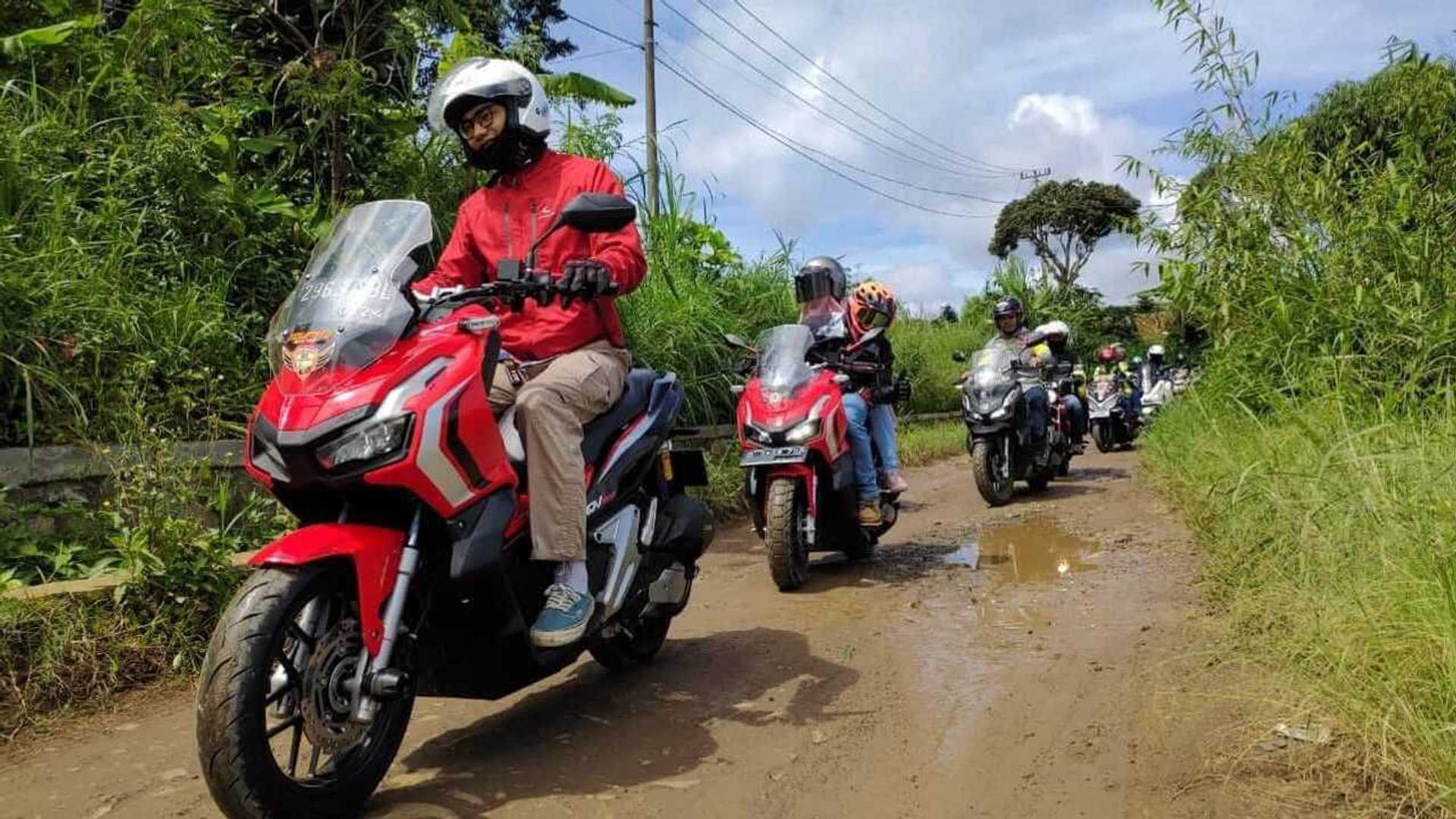 Tips Melewati Jalan Berbatu dan Berkerikil dengan Sepeda Motor