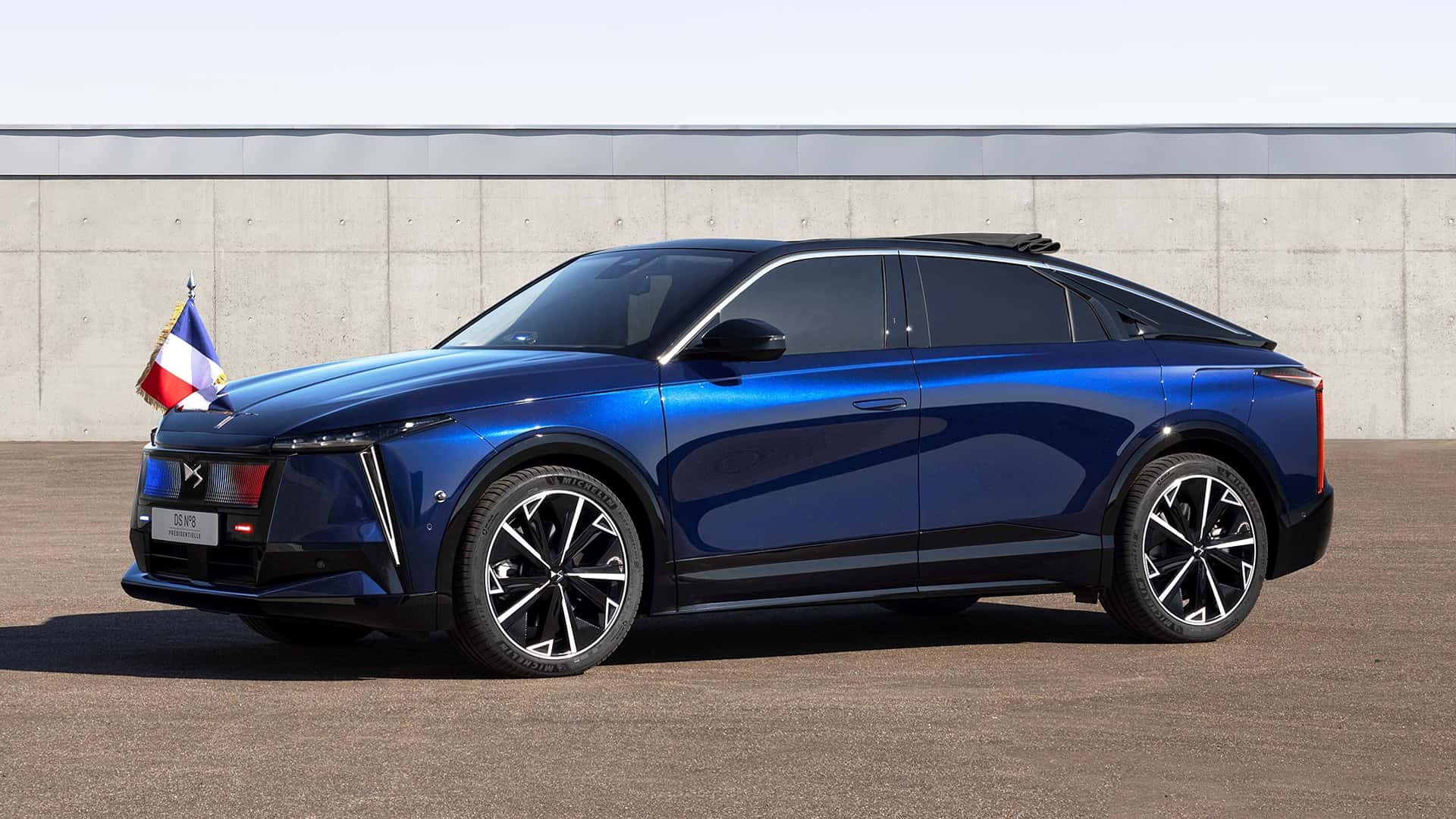 Il presidente Macron viaggia su un'auto "italiana": la DS N°8