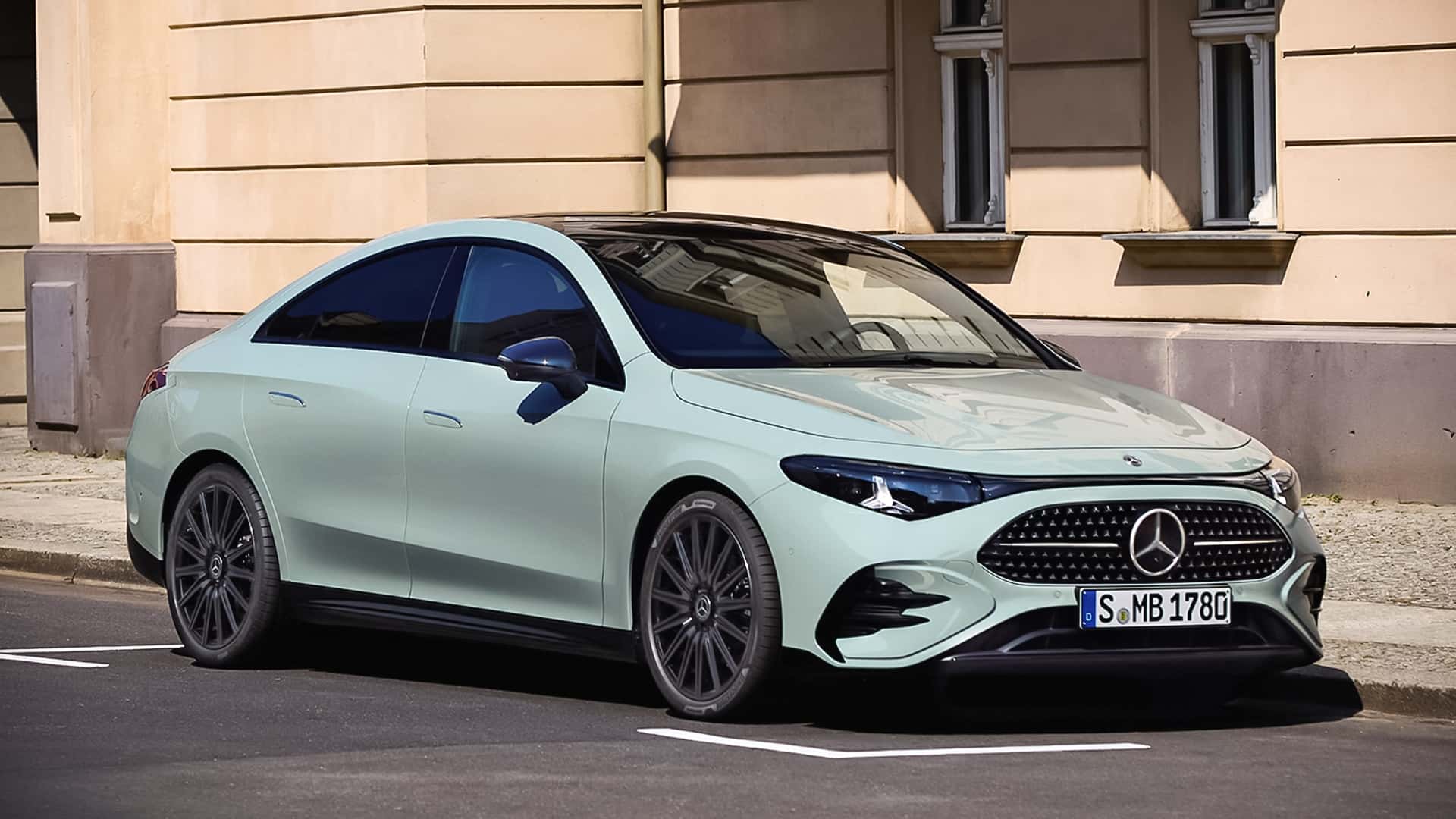 Mercedes-Benz CLA ganha versões híbridas na Europa