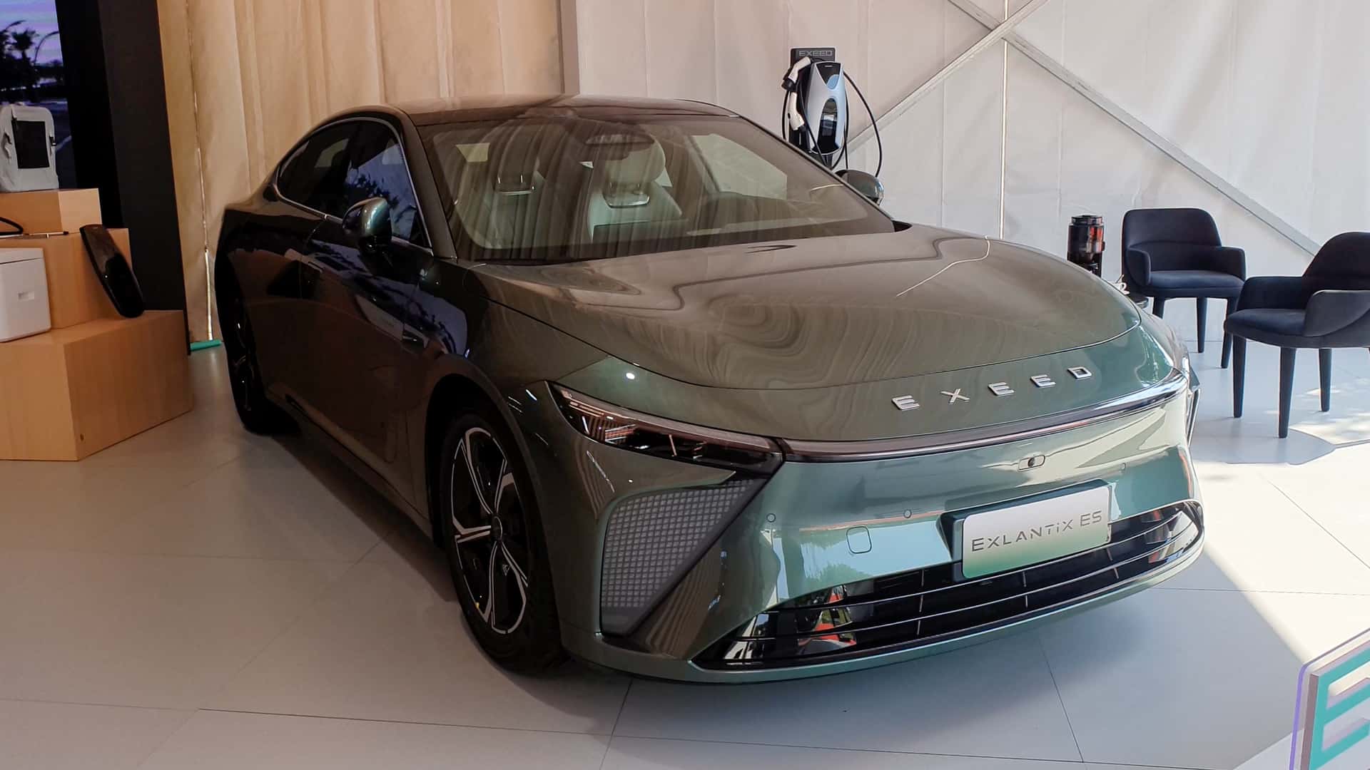 Exeed Exlantix ES estreia com 905 km de autonomia e pode vir ao Brasil