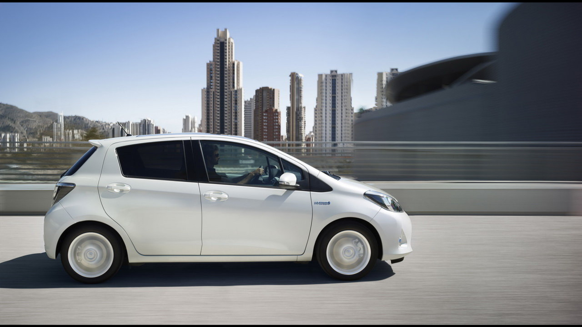 Toyota Yaris Hybrid: torna il genio, questa volta verde