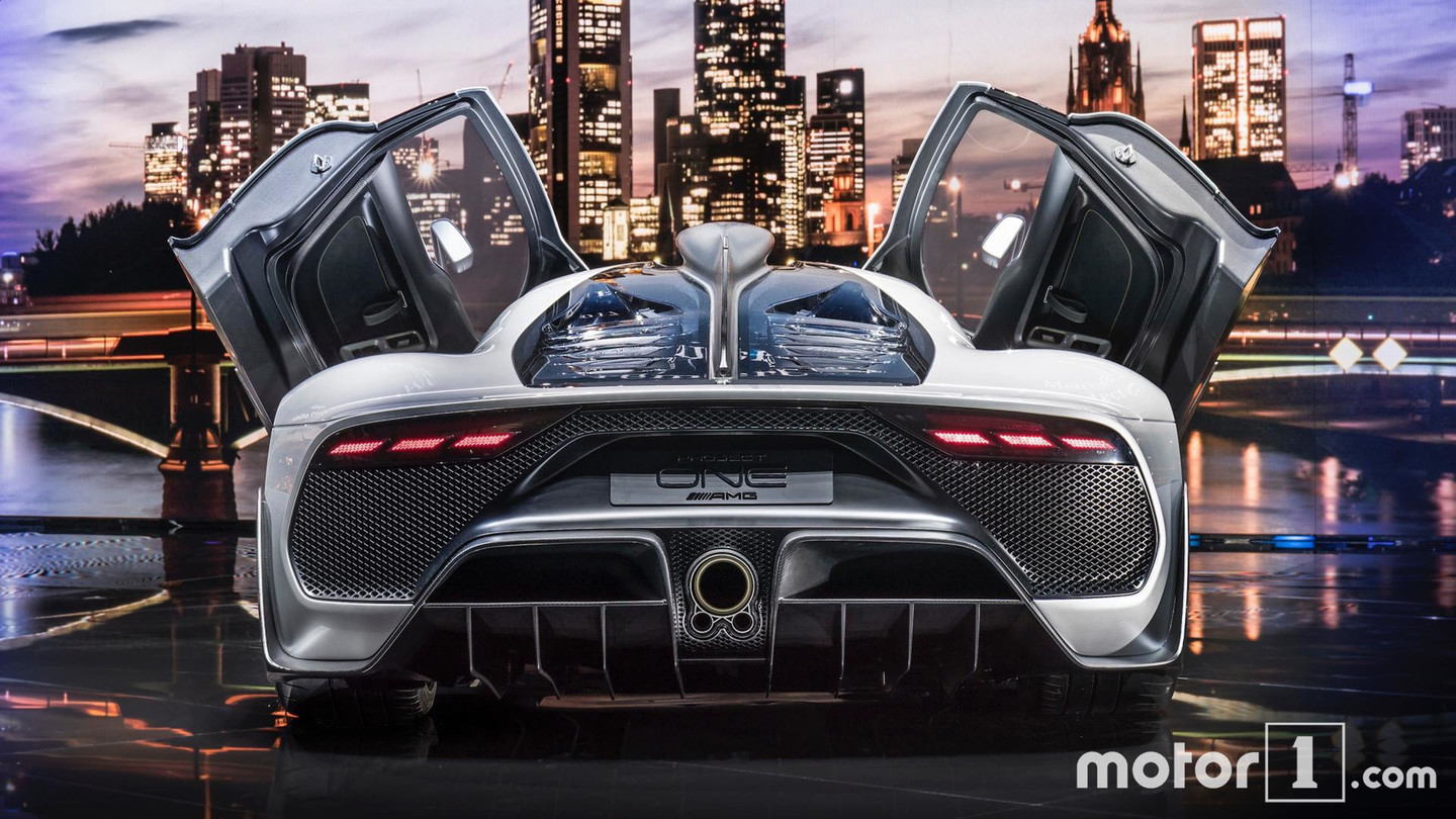 HyperFight: Mercedes-AMG Project One vs. Aston Martin Valkyrie