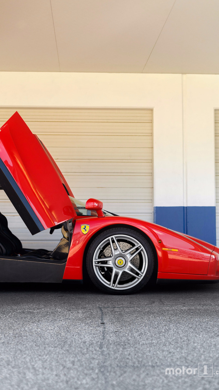 PHOTOS - Une Ferrari Enzo pose pour un shooting improvisé