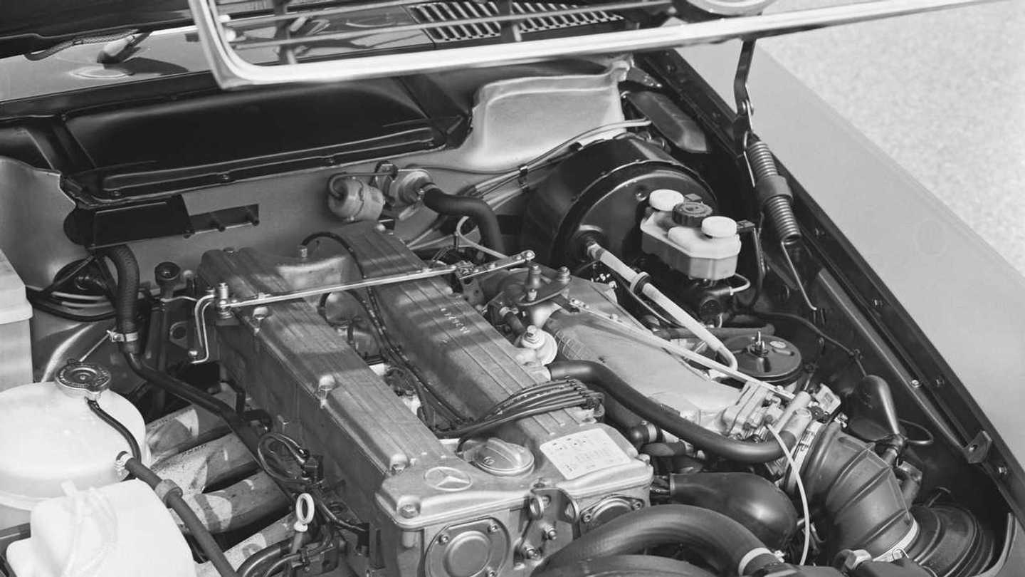 Mercedes SL serie R107 1971, motori V8 e robustezza leggendaria