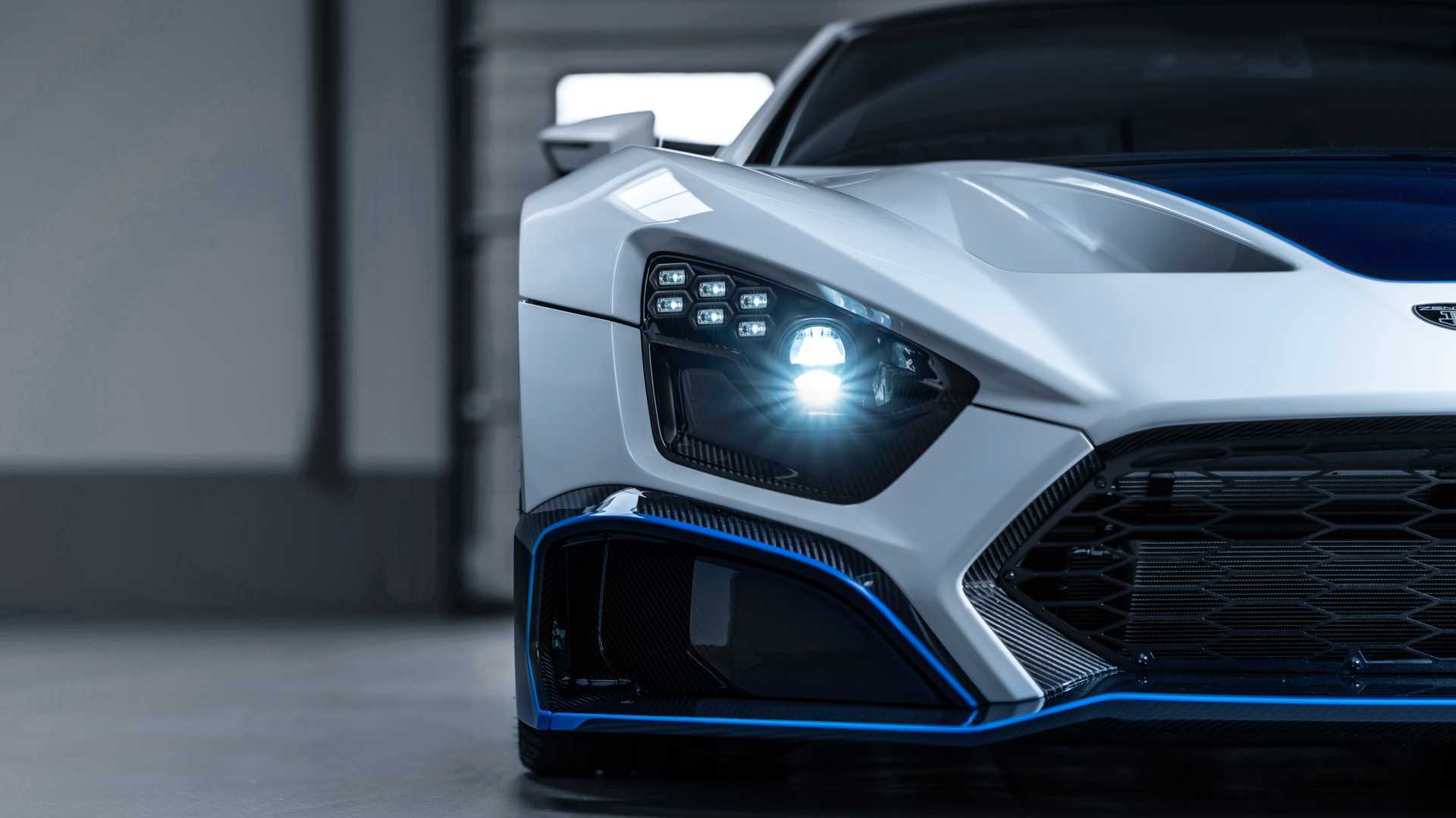 Zenvo TSR-S, 1.177 CV ibridi e super spoiler