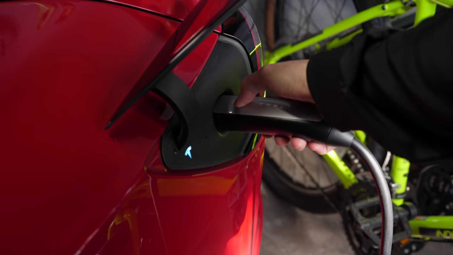 Andy Slye Shows Tesla Model 3 Charging Cable Doesn't Unlock By Itself