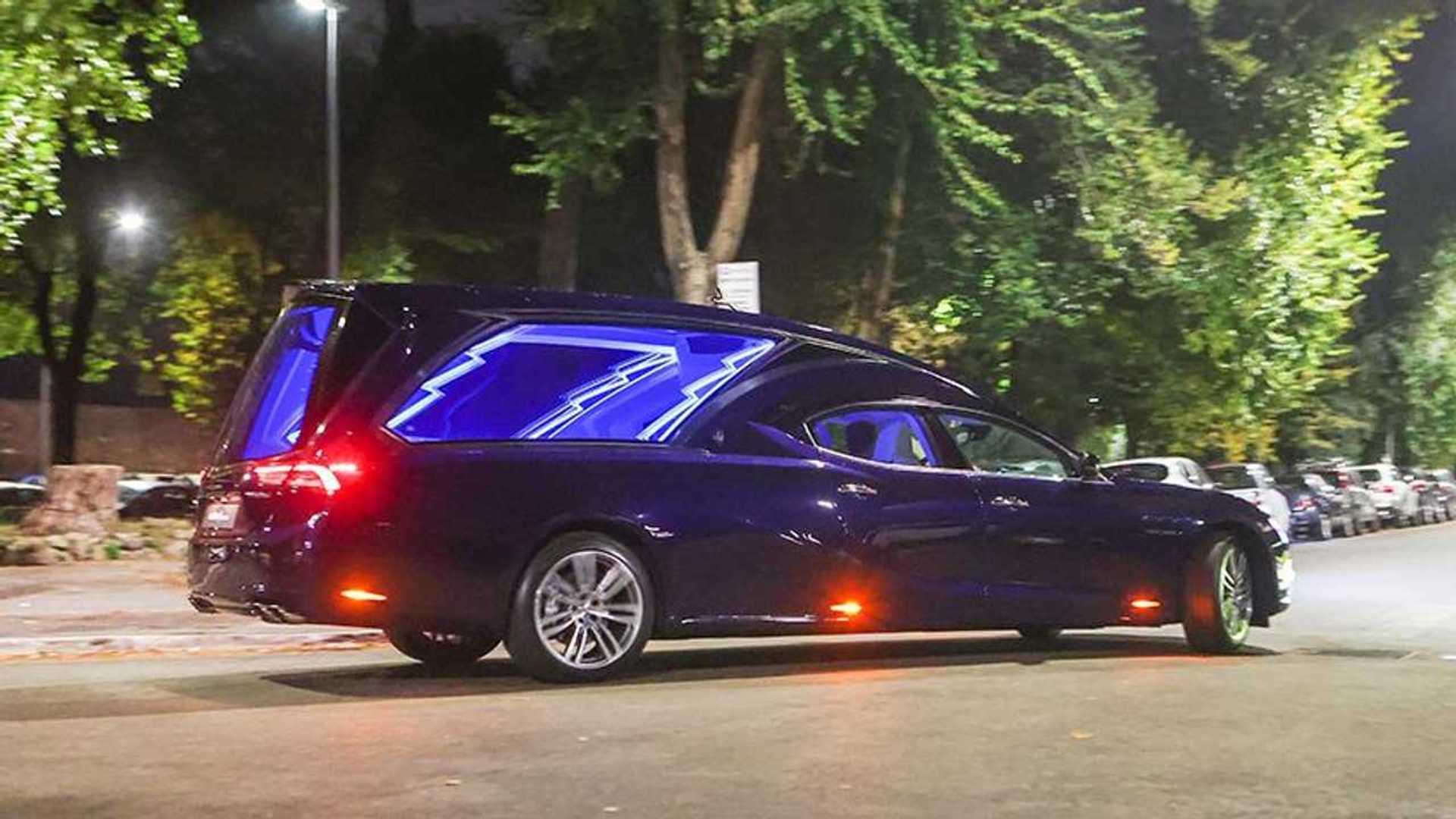 Il carro funebre, perché comprarlo se... è Halloween!