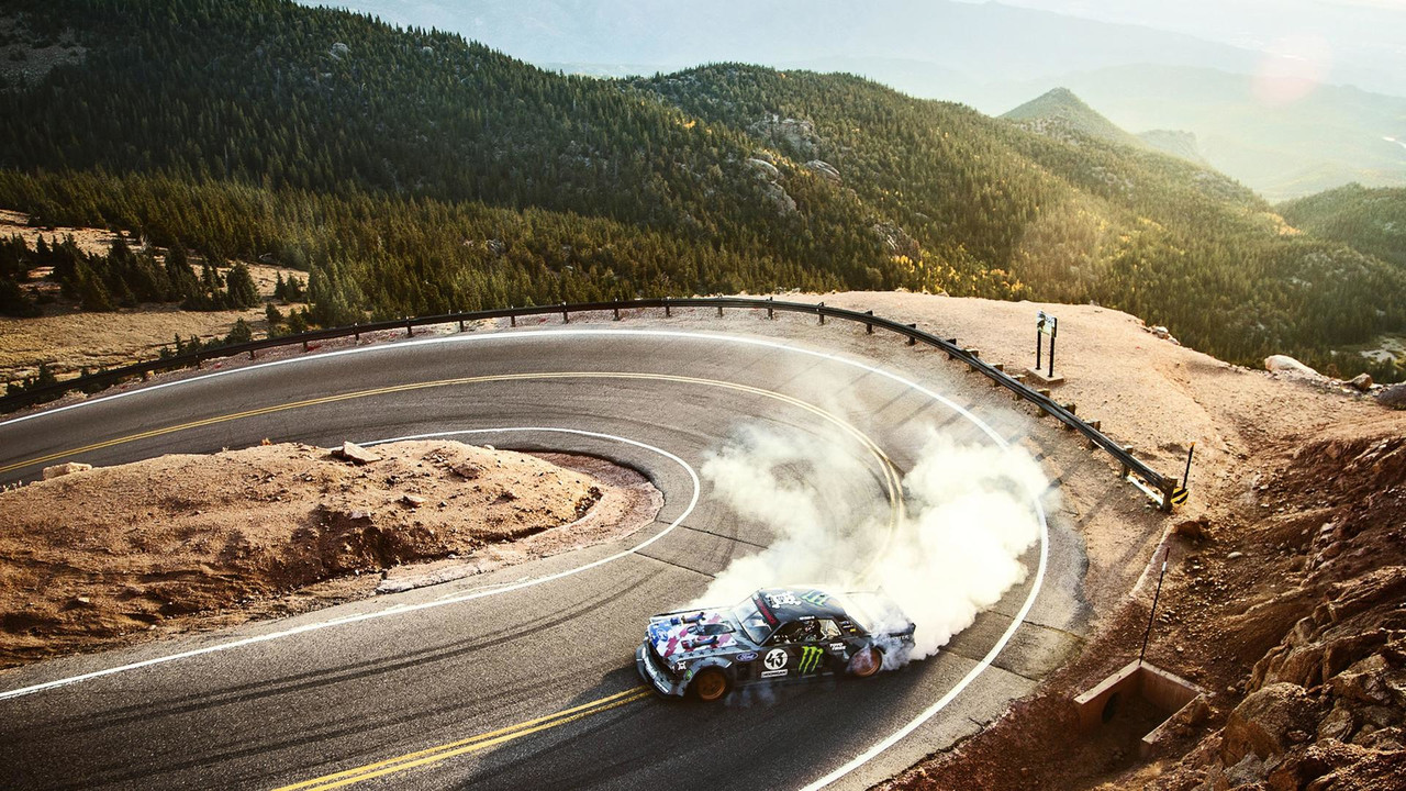 VIDÉO – Ken Block et sa Mustang vs Pikes Peak dans Climbkhana