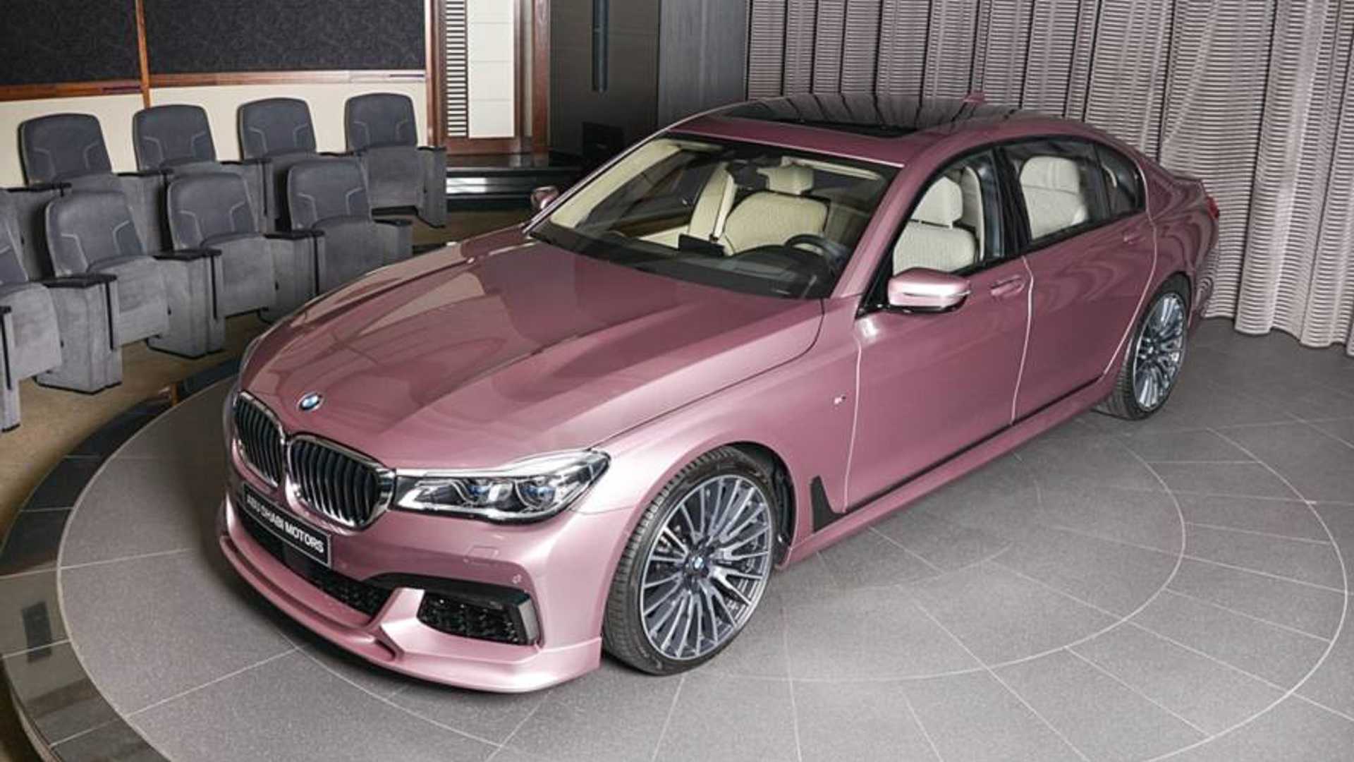 ¿Comprarías este BMW M750Li xDrive de color rosa?