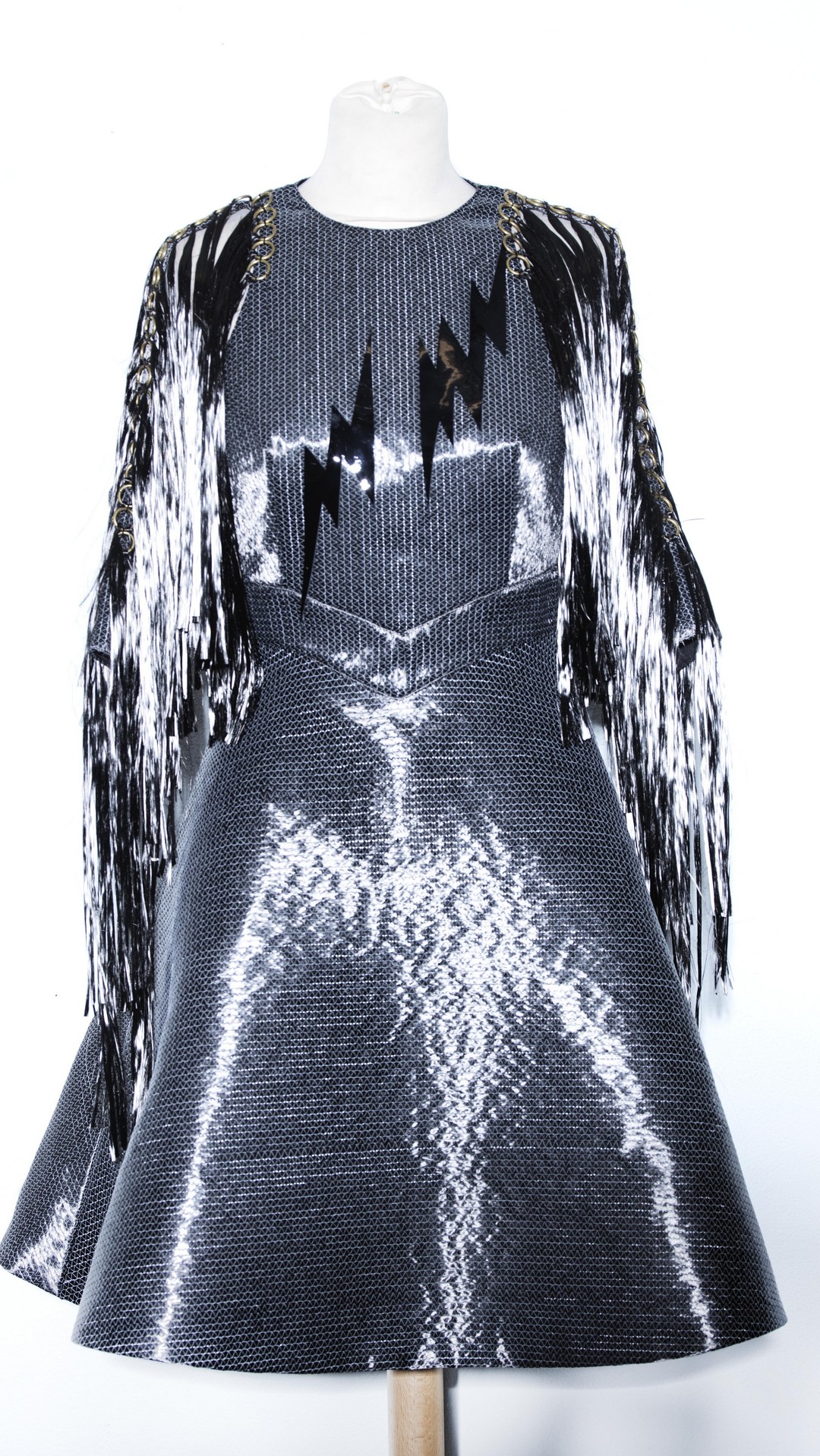 Une robe en fibre de carbone inspirée par la BMW i8