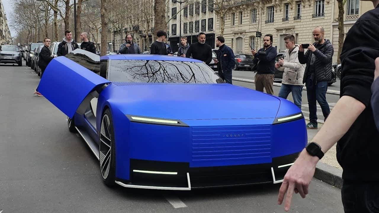 Jaguar Type 00 sieht sogar auf der Straße irreal aus