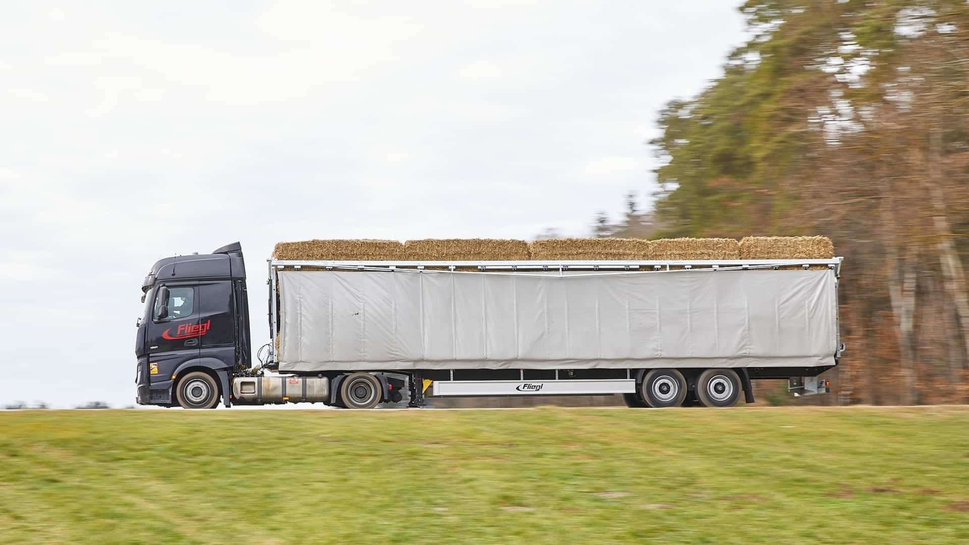 Fiegl SZS 300 BL Ultra: nuovo semirimorchio agricolo per truck