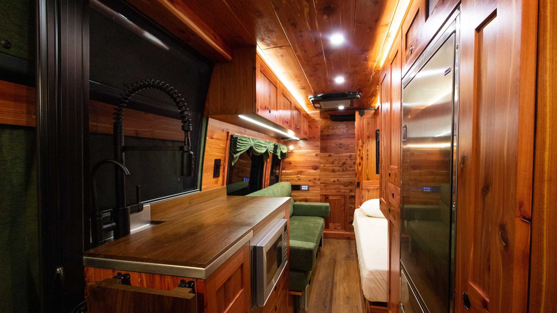 ARV presenta una Mercedes-Benz Sprinter camper personalizada