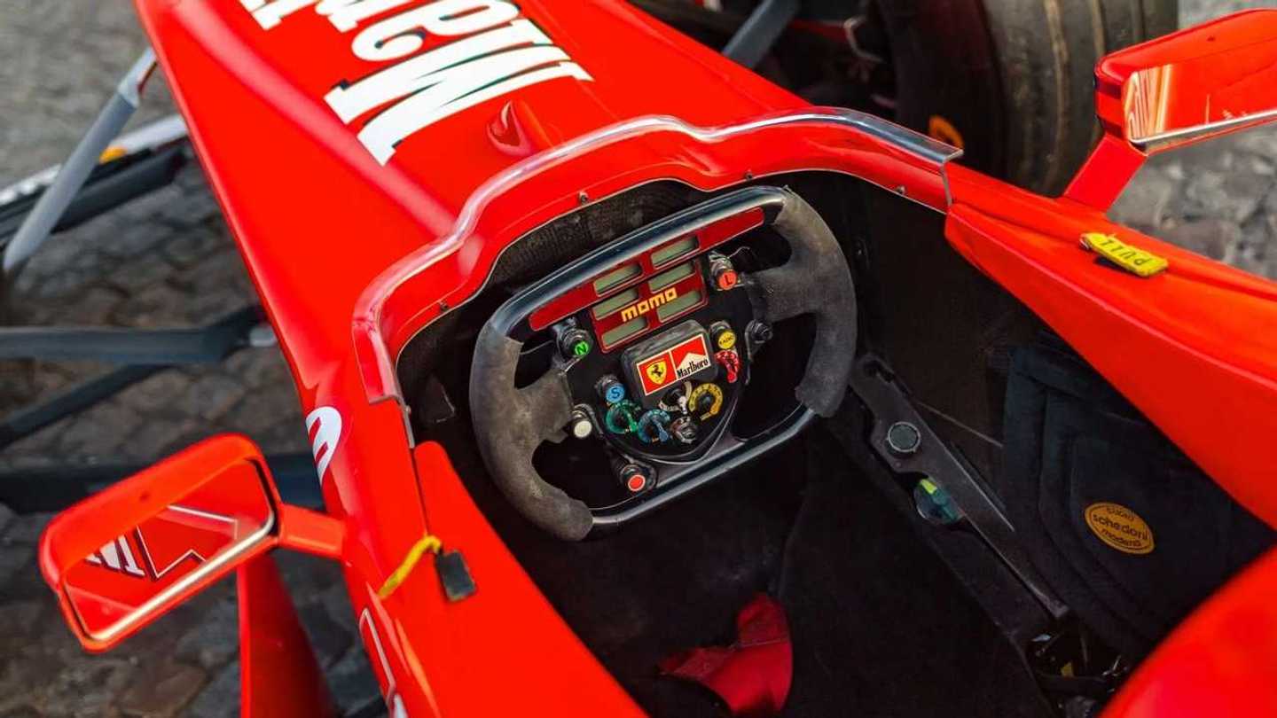 Ferrari F1 F300 V10 pilotada por Michael Schumacher em 1998 vai a leilão